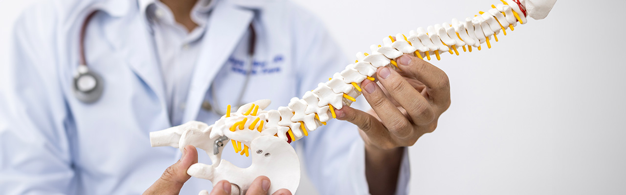 Morbus Bechterew: Symptome, Ursachen & Behandlung